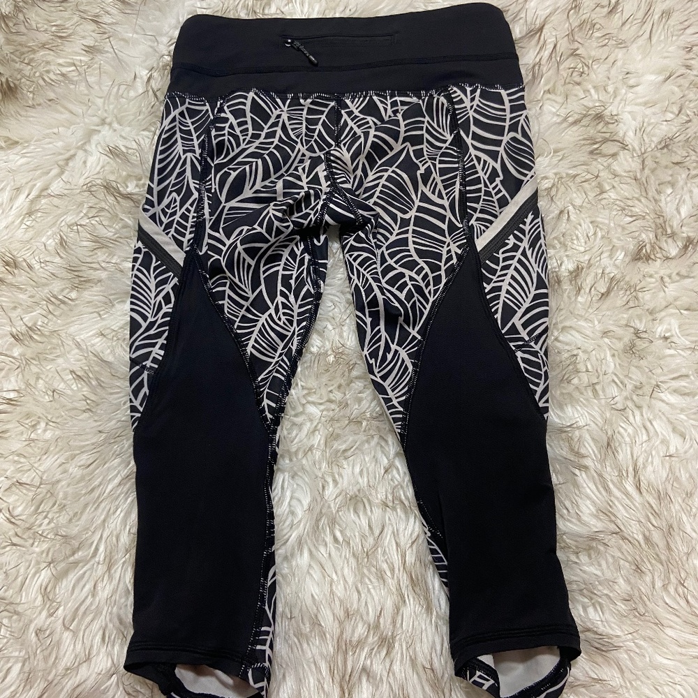 Lululemon Capri Black & White Pattern Leggings Sz 2 - Gem